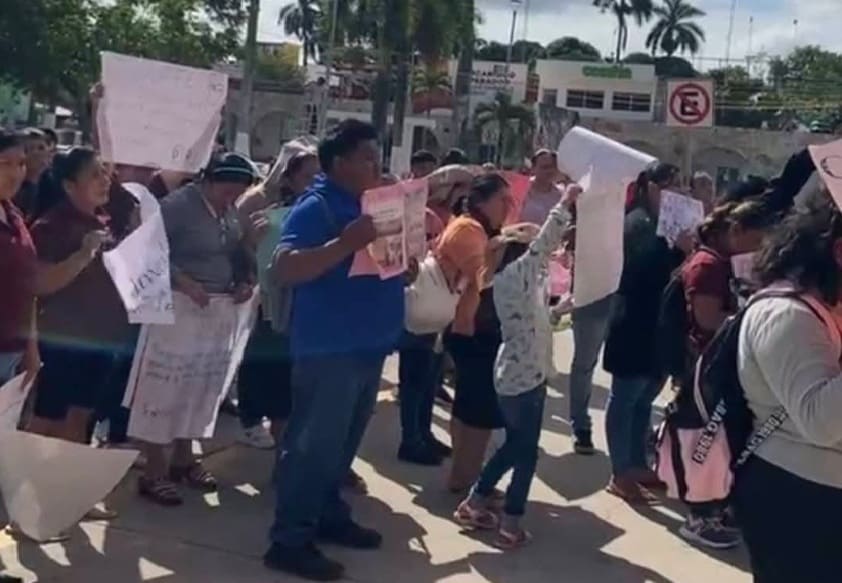 Community educators protest their lack of pay and institutional ...