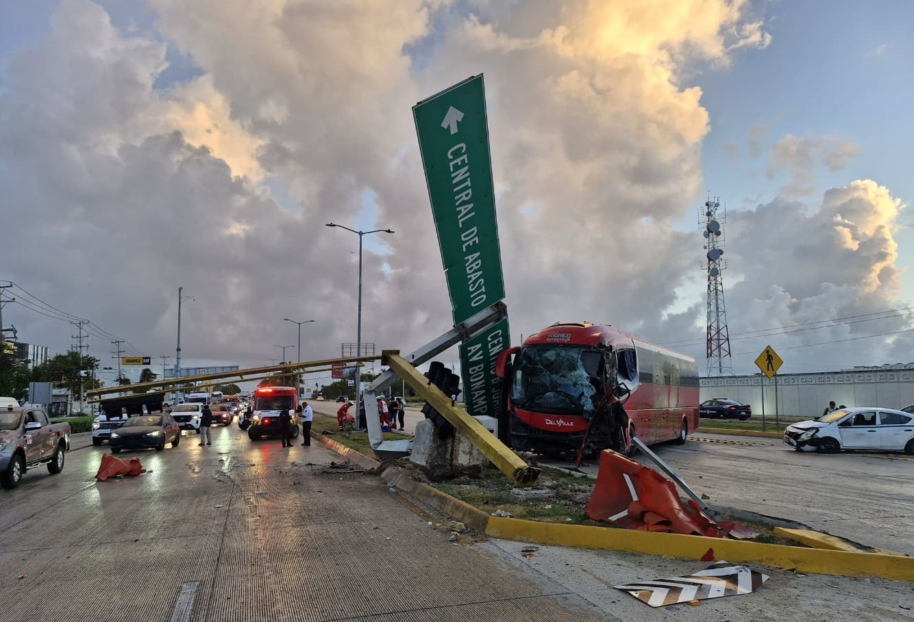Three vehicle crash affects traffic in and out of Cancun for hours ...