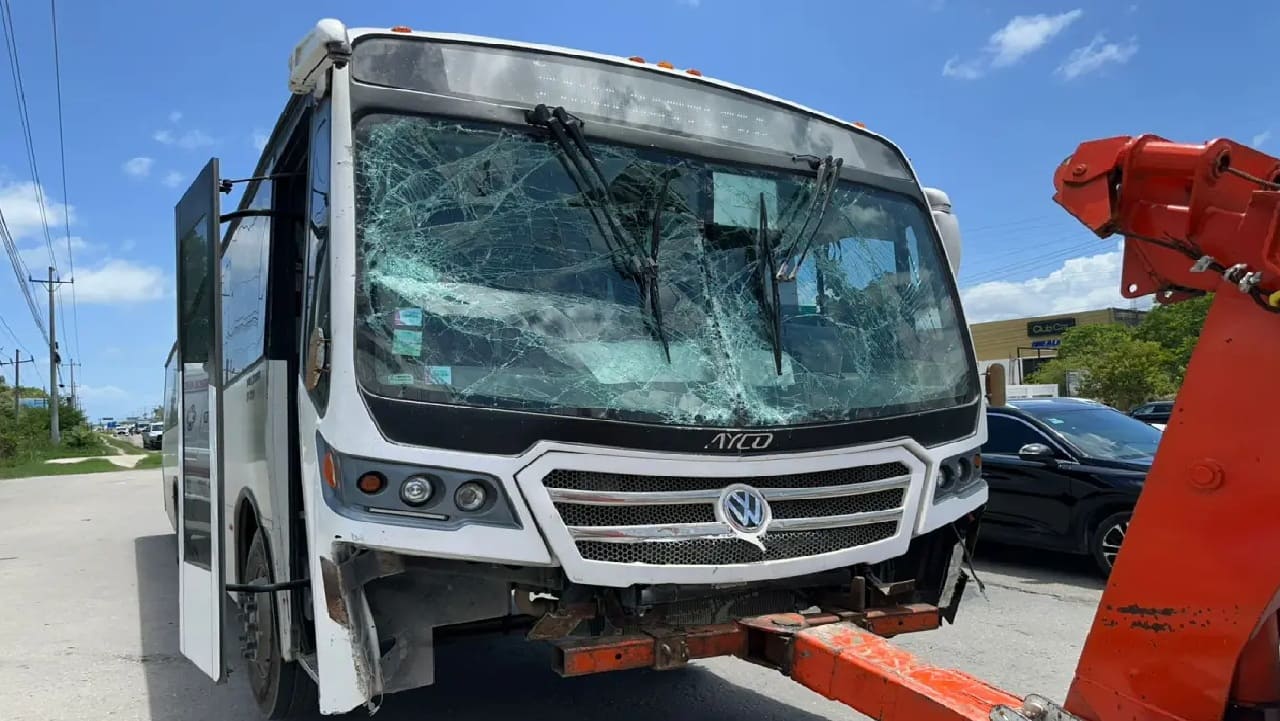 Five vehicle crash severely snarls northbound Playa del Carmen highway ...